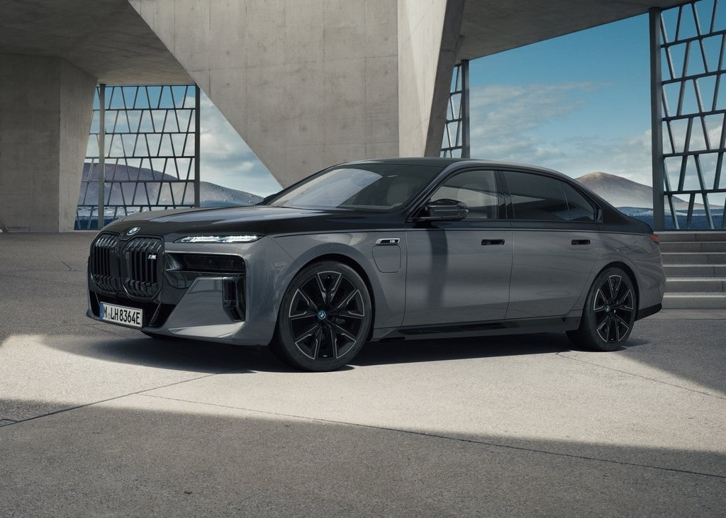 سعر ومواصفات بي ام دبليو الفئة السابعة اي740 اس درايف 2023 في الامارات | Autopediame